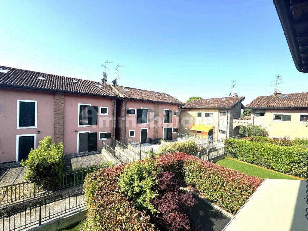 Vendita Appartamento Lonato del Garda. Quadrilocale, Buono stato, su più livelli, con terrazza ...