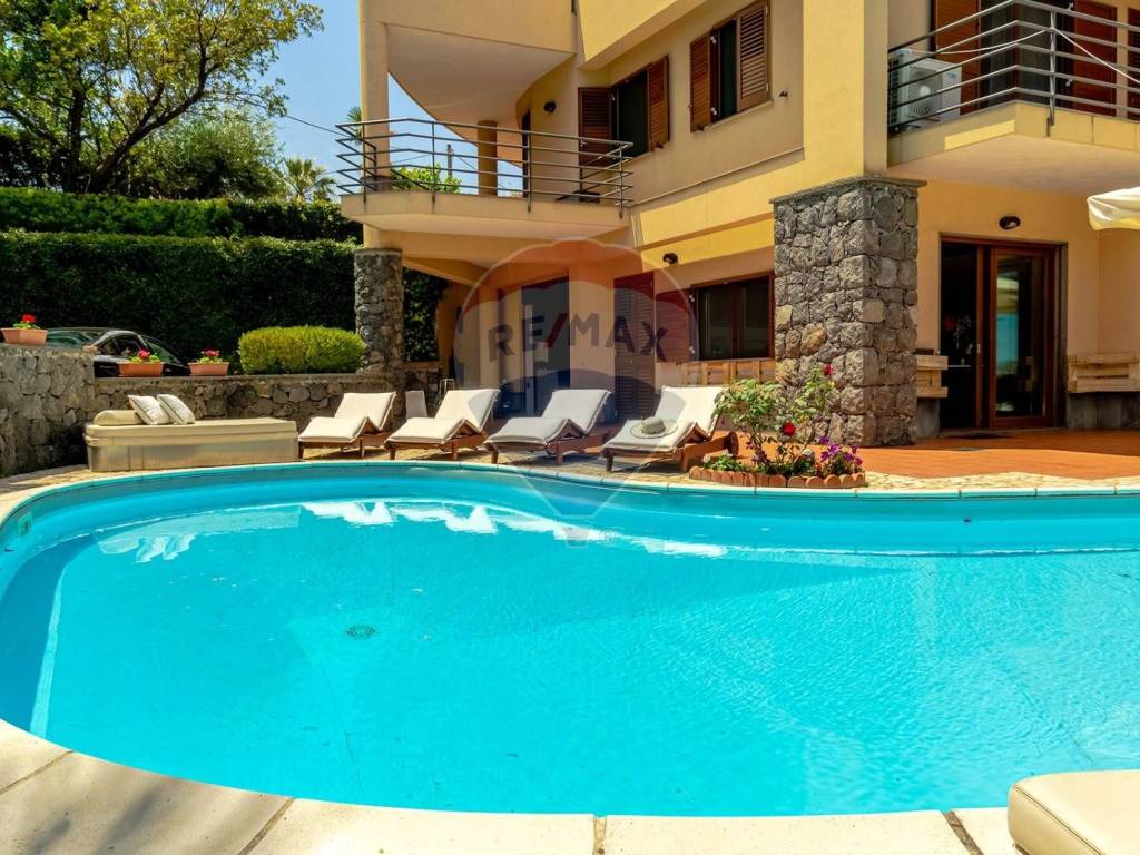 Vendita Villa unifamiliare in via Tropea 20 Aci Sant'Antonio. Ottimo stato, posto auto, con ...