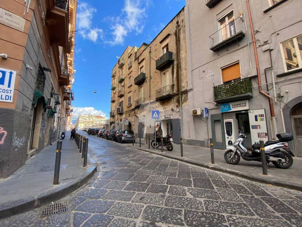 Vendita Appartamento Napoli. Trilocale in via San Cosmo Interno Mercato ...