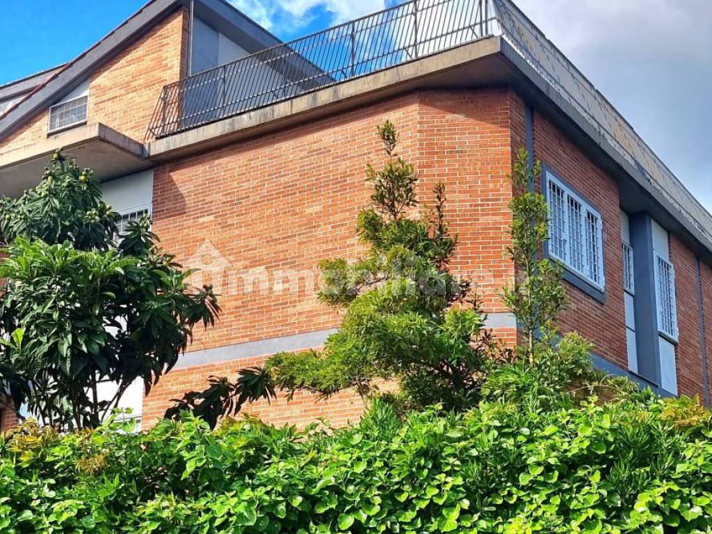 Vendita Appartamento in viale del Poggio Fiorito. Roma, rif. 120439272