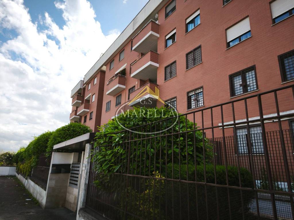 Vendita Appartamento Roma. Trilocale in via del Podere Fiume 55. Buono ...