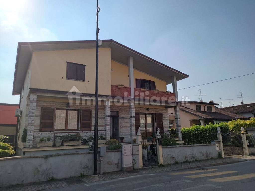 Vendita Villa unifamiliare in via 4 Novembre Capriano del Colle. Buono ...