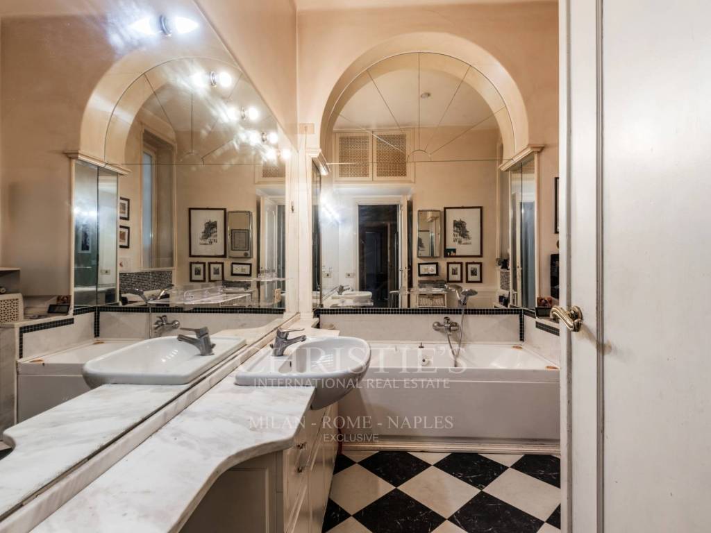 Vendita Appartamento in via Archimede. Roma. Da ristrutturare, secondo ...