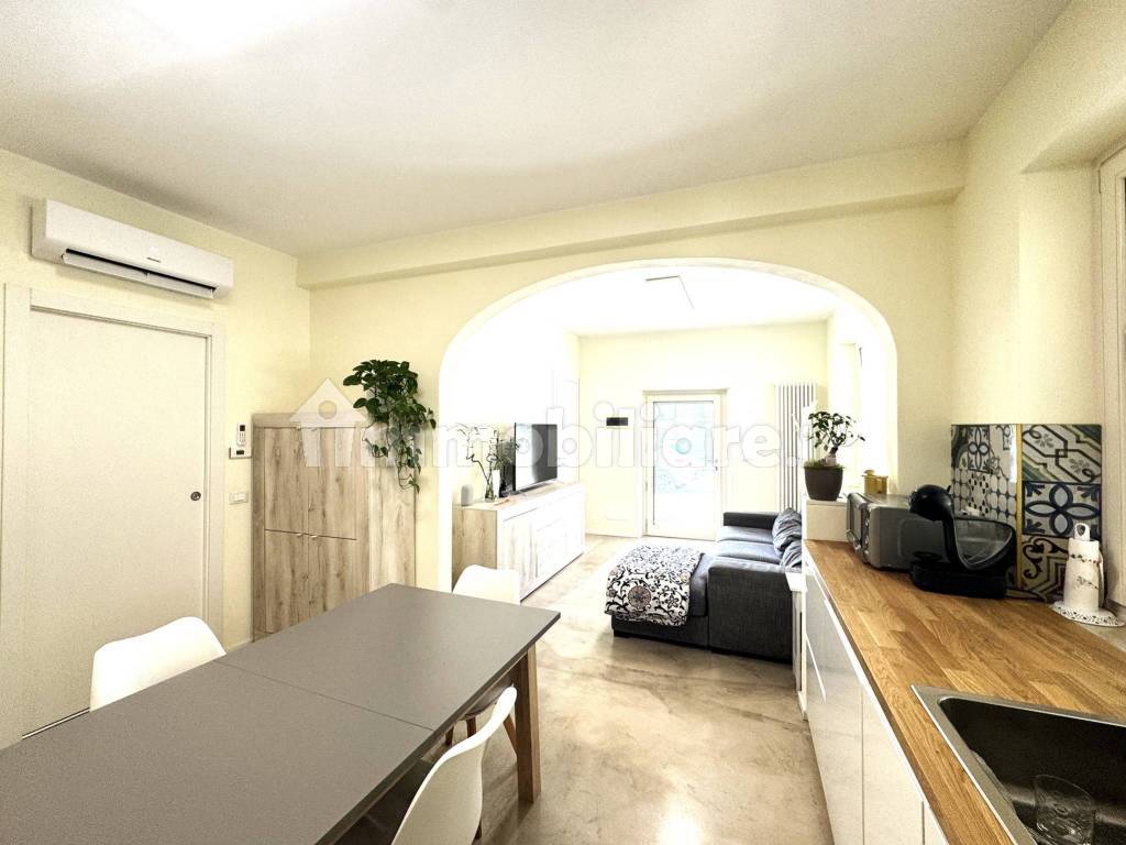 Vendita Appartamento Lonato del Garda. Trilocale, Ottimo stato, su più livelli, riscaldamento ...