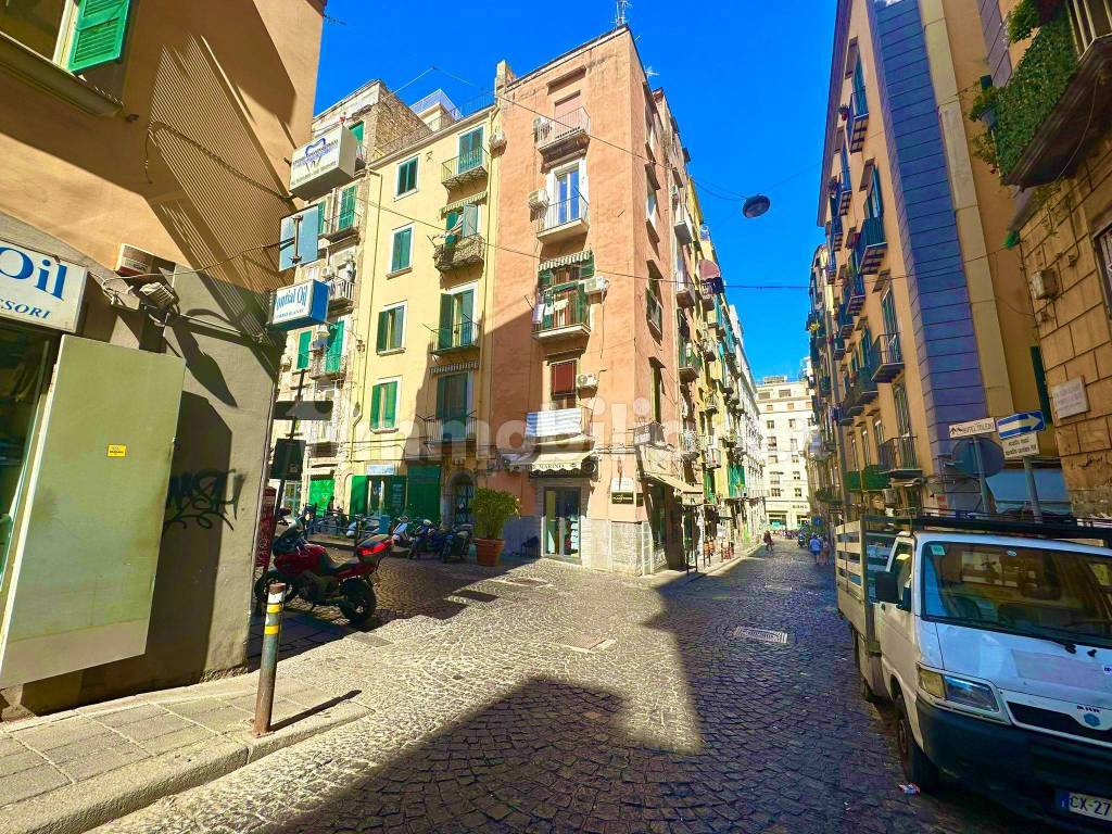 Vendita Appartamento in Vico Lungo San Matteo. Napoli. Ottimo stato, su ...