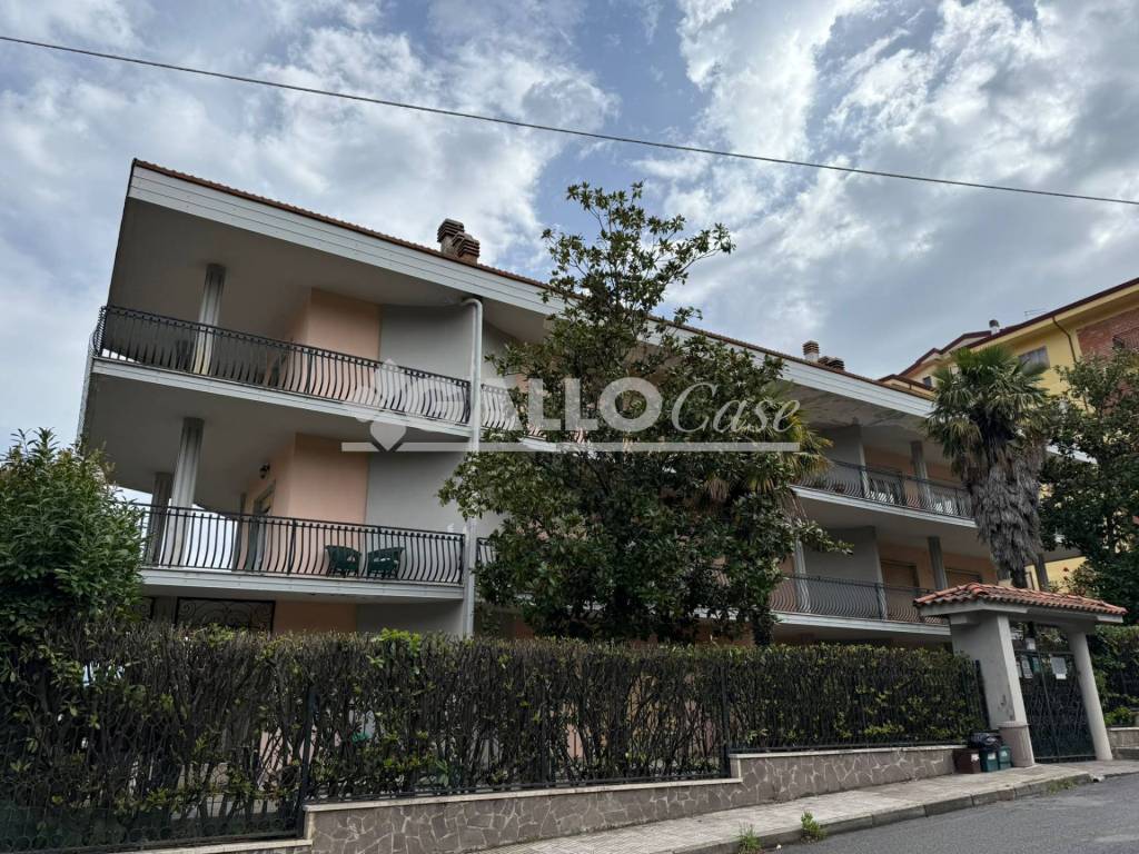 Vendita Appartamento in via Regina Elena 118. Rogliano. Buono stato ...