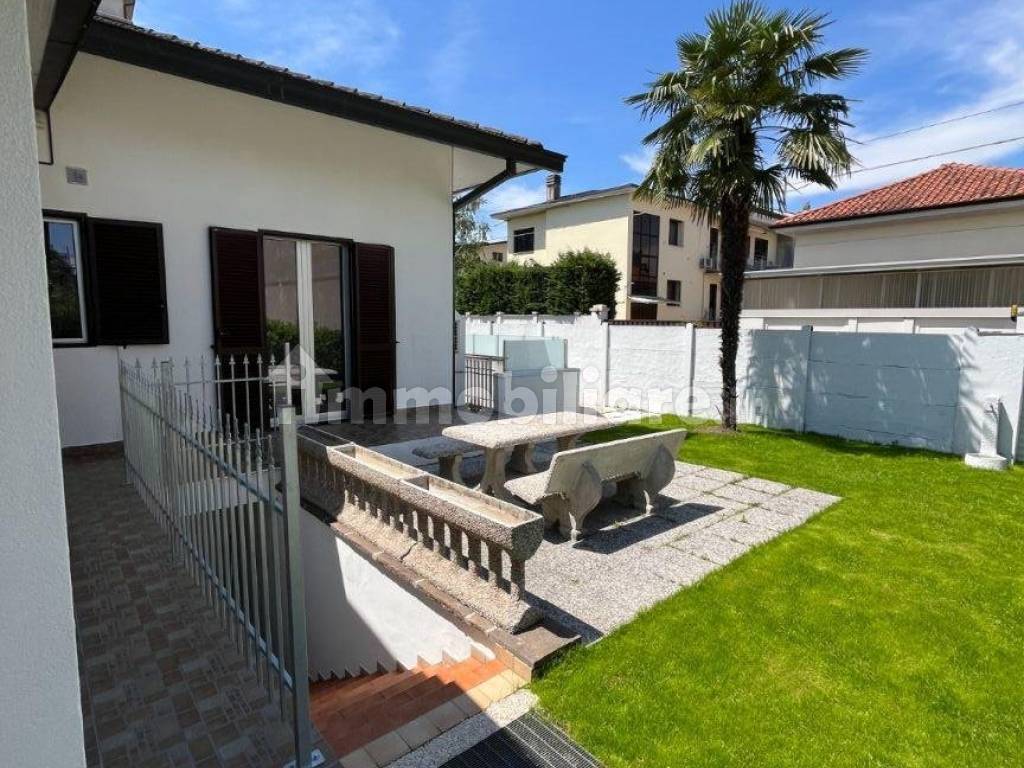 Vendita Villa bifamiliare in via Giotto 25 Lissone. Buono stato, con ...