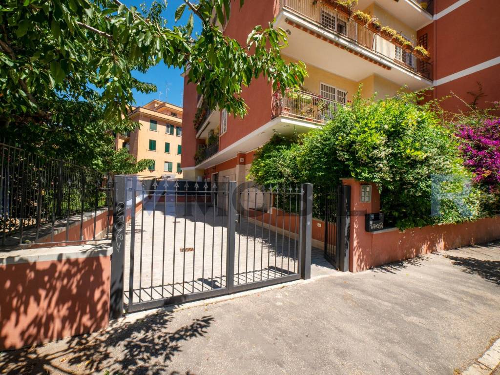 Vendita Attico in via Fabiola Roma. Da ristrutturare, con terrazza, rif ...