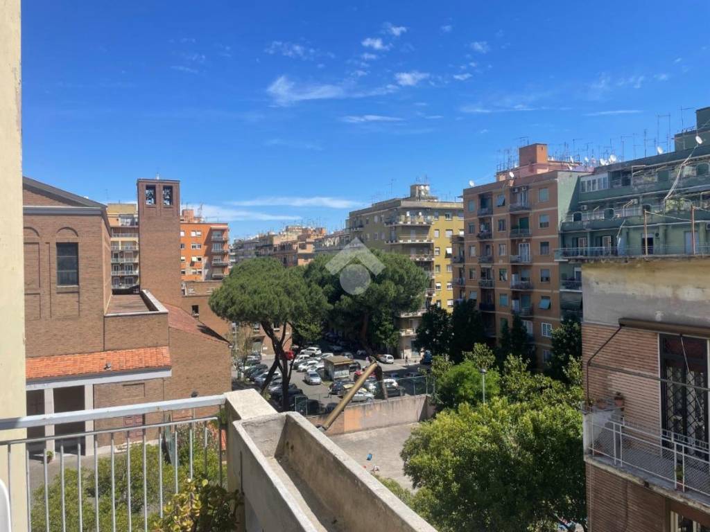 Vendita Appartamento Roma. Trilocale in via Giovanni Maggi 23. Buono ...