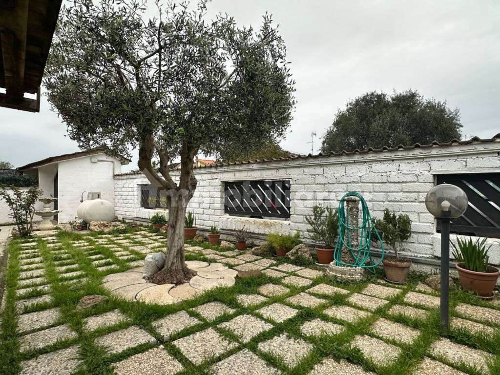 Sale Two-family villa in via Oglio Ardea. Good condition, parking space ...