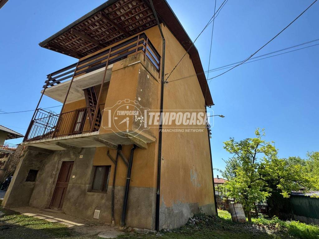 Sale Single-family detached house in frazione Vieta Forno Canavese. To be refurbished, with ...