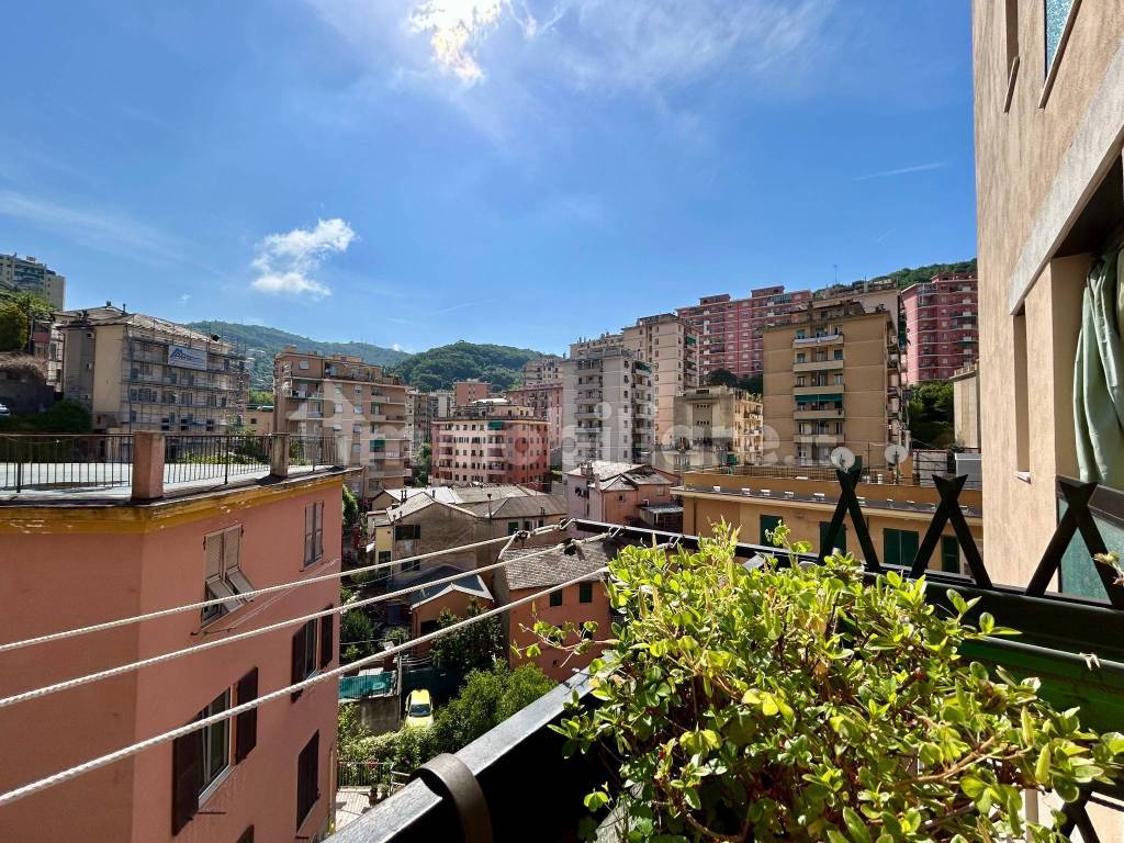 Vendita Appartamento Genova. Trilocale in via Mario Romagnoli 6. Buono ...