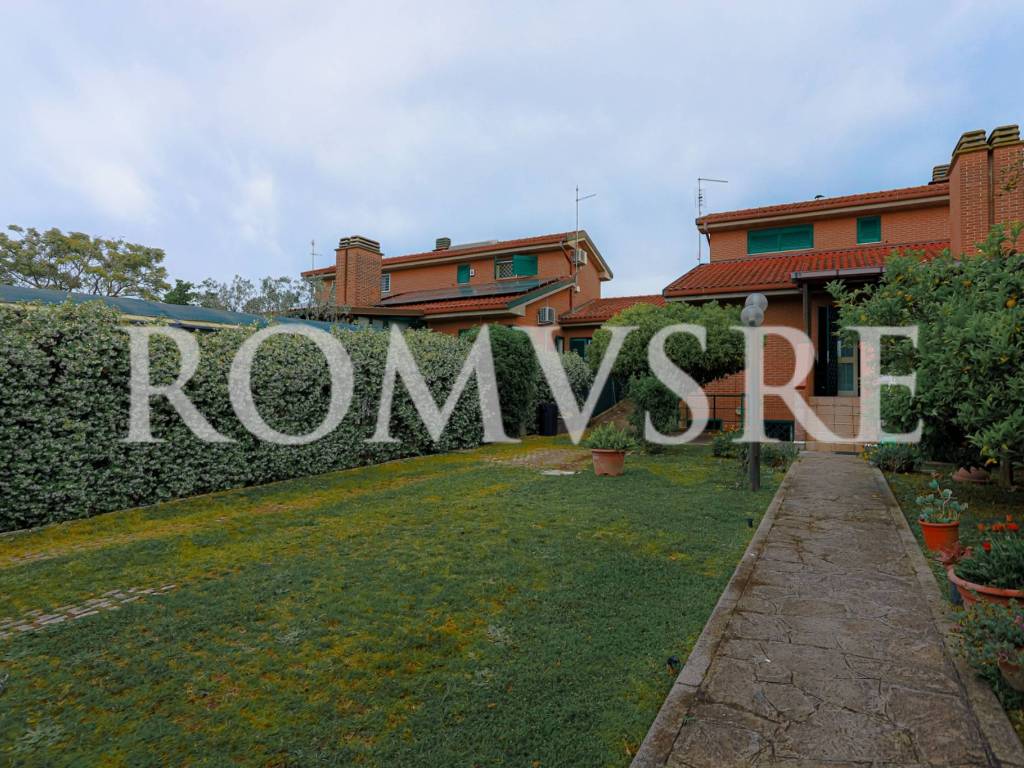 Vendita Villa bifamiliare in via Ippia di Elide Roma. Buono stato ...