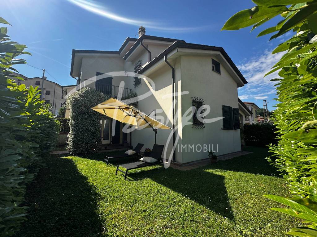 Vendita Villa bifamiliare in via Sarzana 963 La Spezia. Ottimo stato ...
