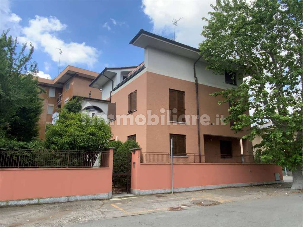 Vendita Villa bifamiliare in via Magalotti, 21 Novara. Ottimo stato ...