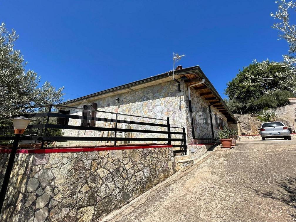 Rent Single family villa in via Eva Peron 31 Monreale. Good condition ...