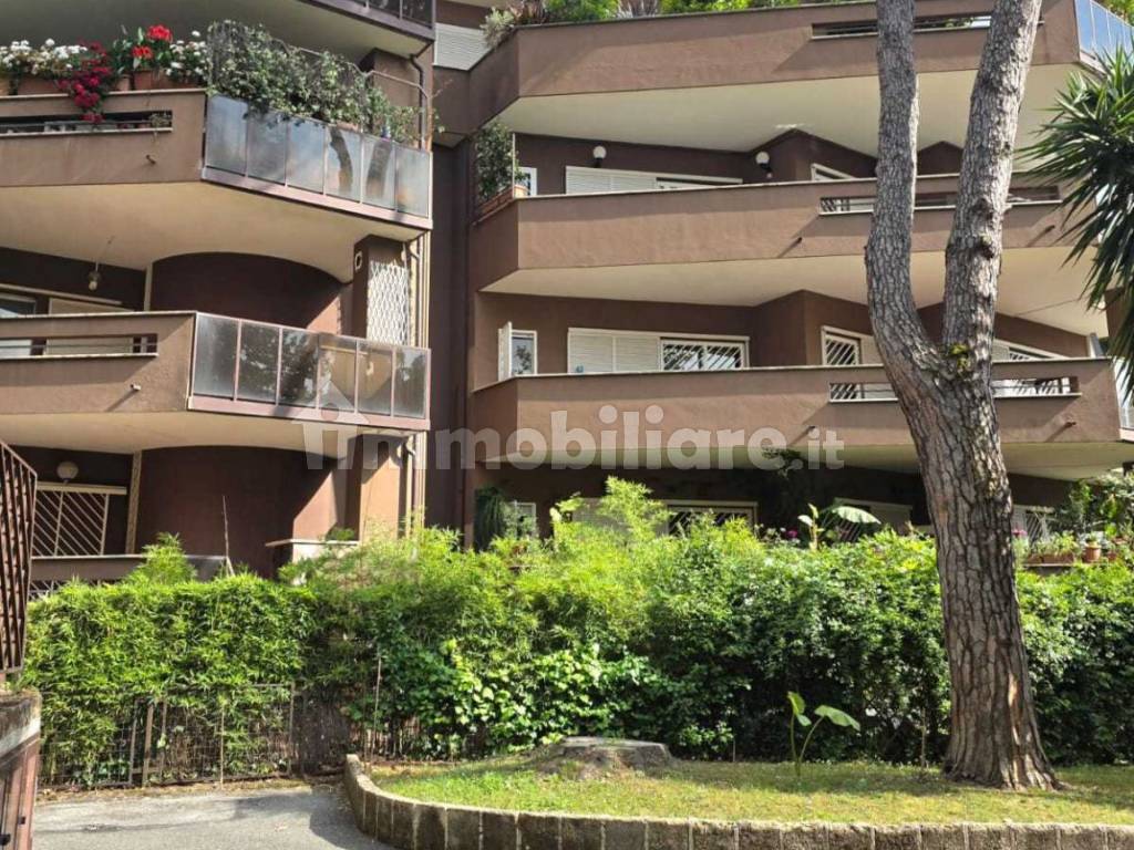 Vendita Appartamento Roma. Trilocale in via Cortina D'Ampezzo. Buono ...