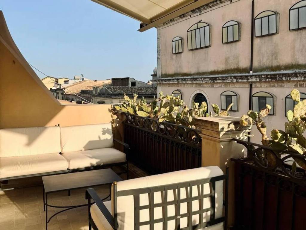 Vendita Villa unifamiliare in via Domenico Cirillo San C. Noto. Buono ...