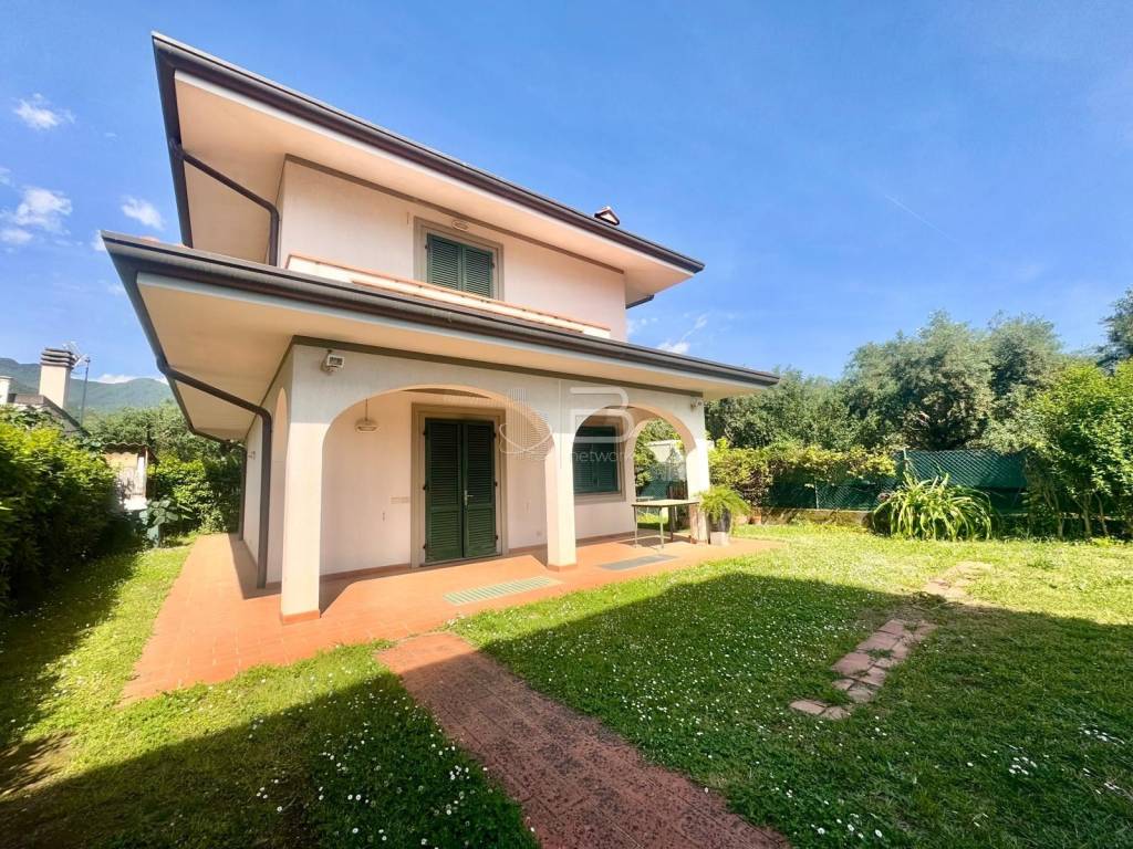 Vendita Villa unifamiliare in via Nerino Garbuio Seravezza. Buono stato, posto auto, con balcone ...