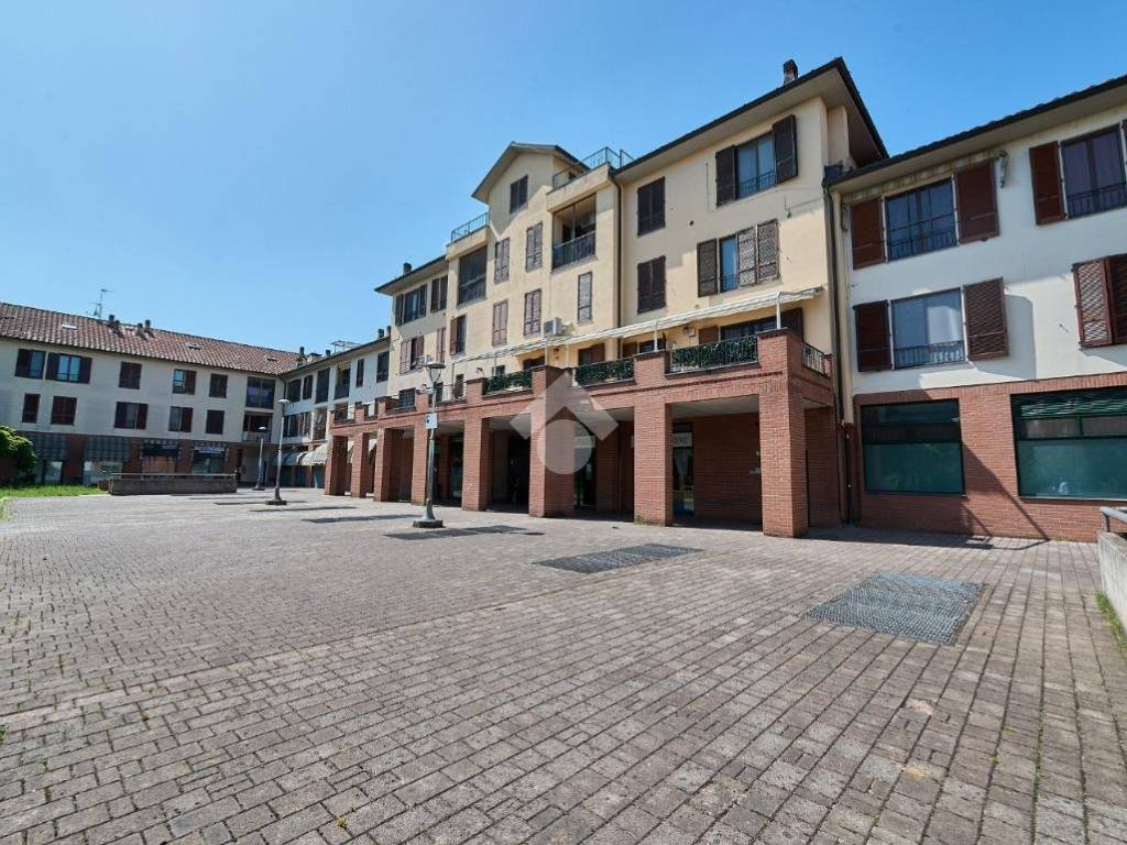 Vendita Appartamento Zelo Buon Persico. Trilocale in piazza lago ...