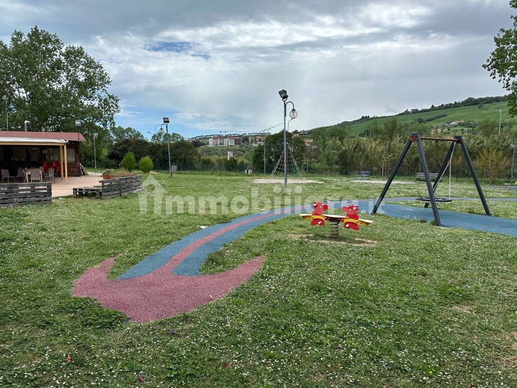 Affitto Appartamento Pineto. Trilocale in via Giovan Battista Pergolesi 1. Buono stato, secondo ...