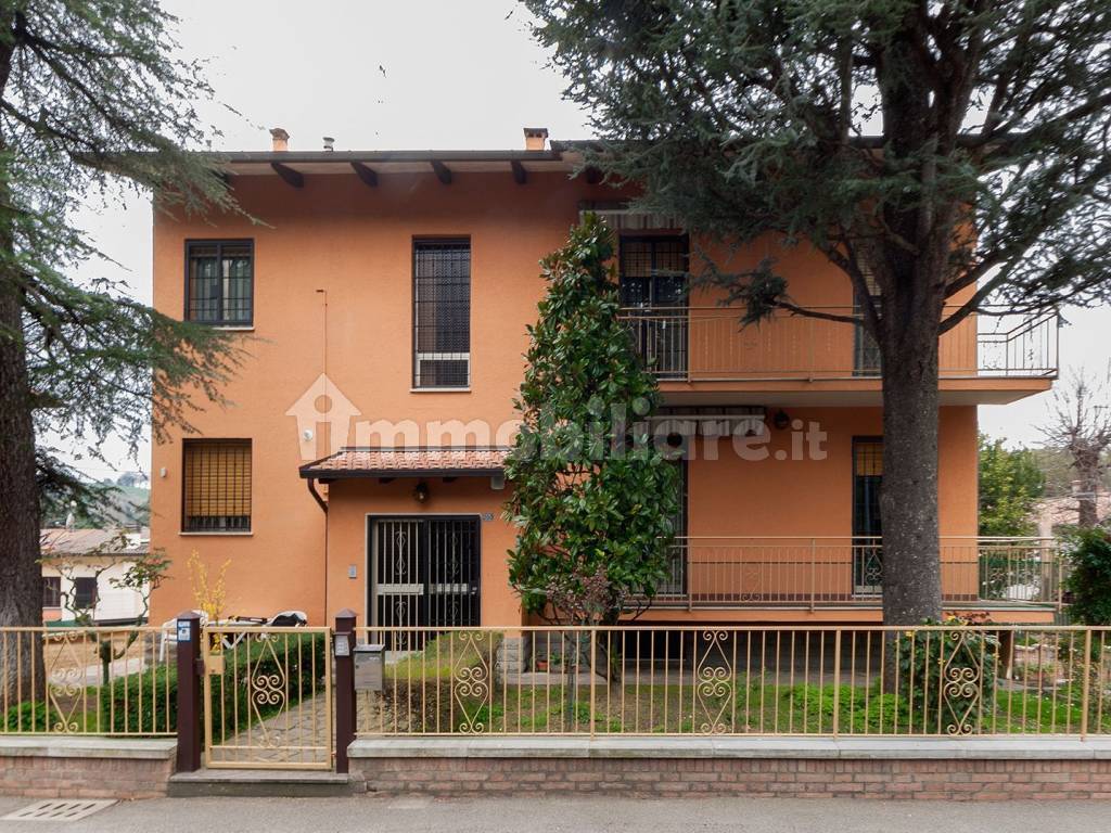 Sale Two-family villa Castel San Pietro Terme. Good condition, parking ...