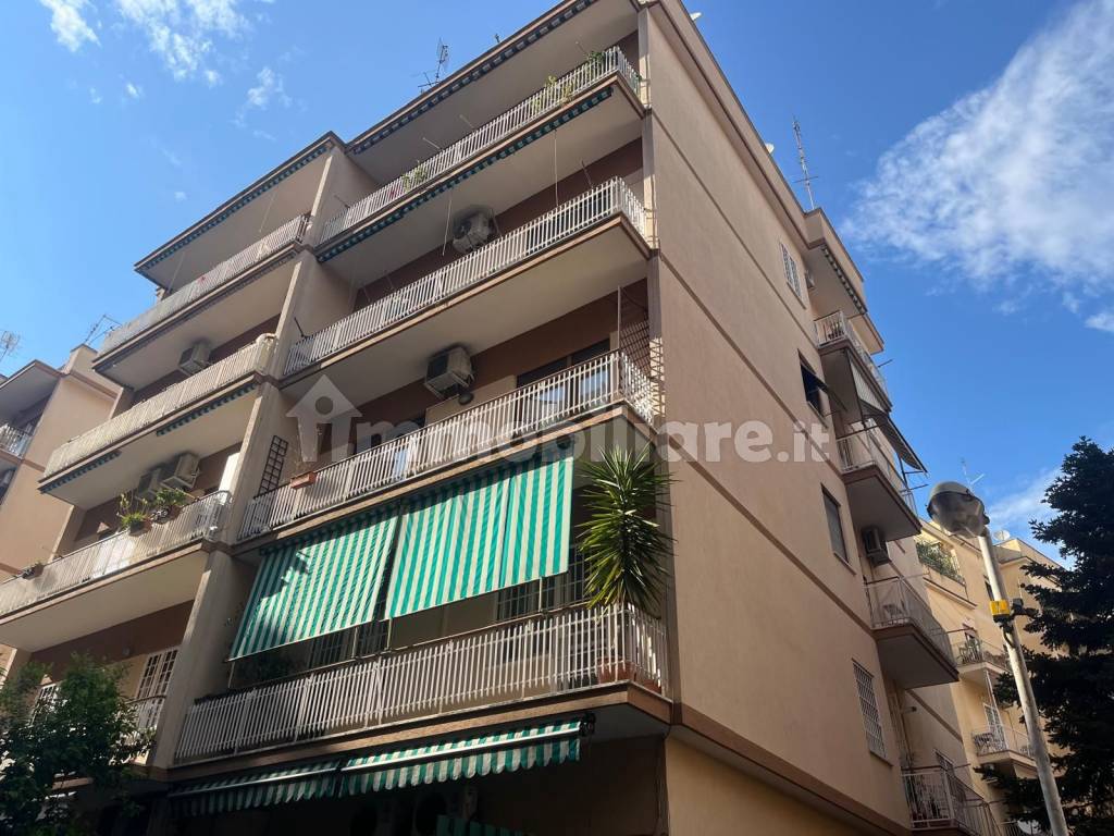 Vendita Appartamento Roma. Trilocale in via Giulia di Colloredo 9 ...