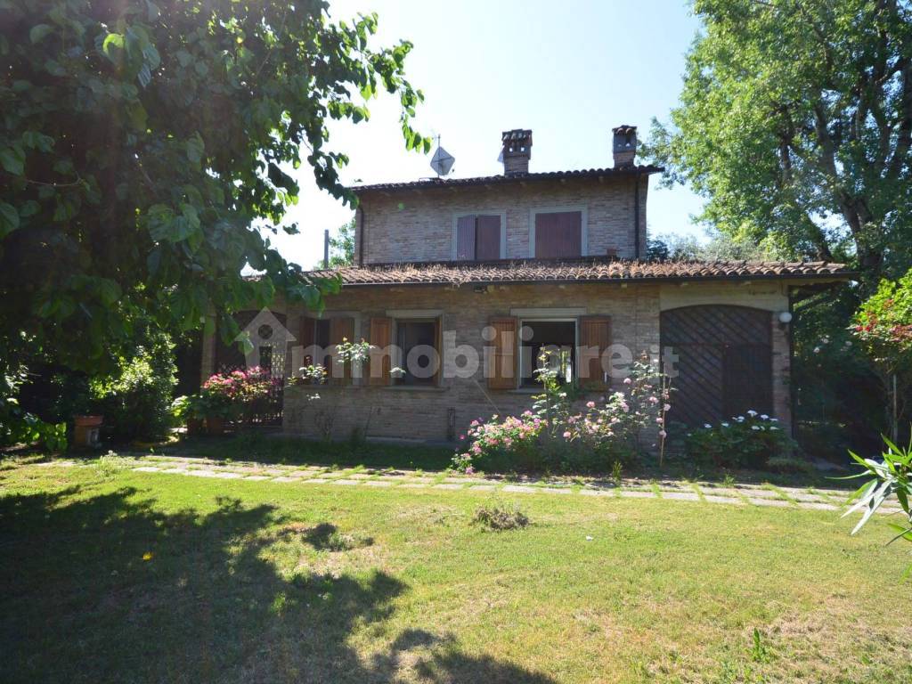 Sale Single family villa in via San Savino Valsamoggia. Excellent condition, parking space, with ...