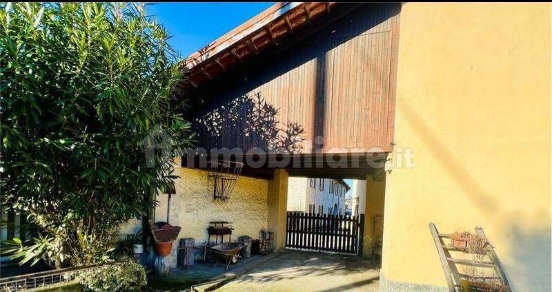 Vendita Villa unifamiliare in piazza Giacomo Matteotti 3 Angera. Buono ...