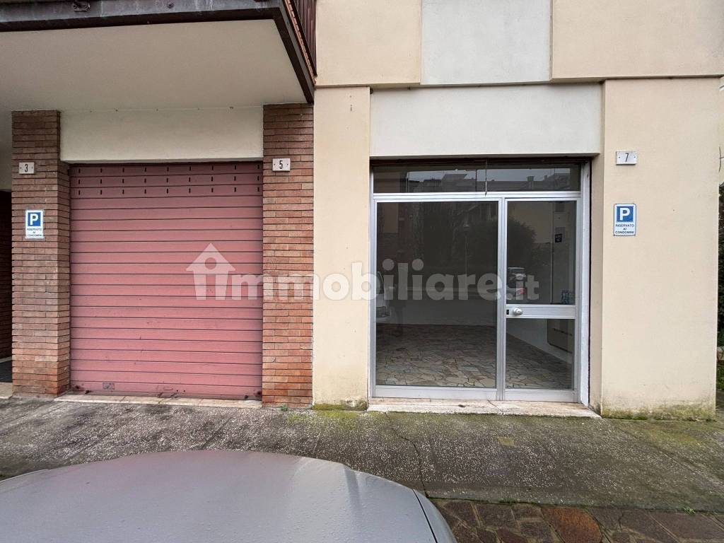 Locale commerciale via Lenin, Carpi, Rif. 121254106 - Immobiliare.it