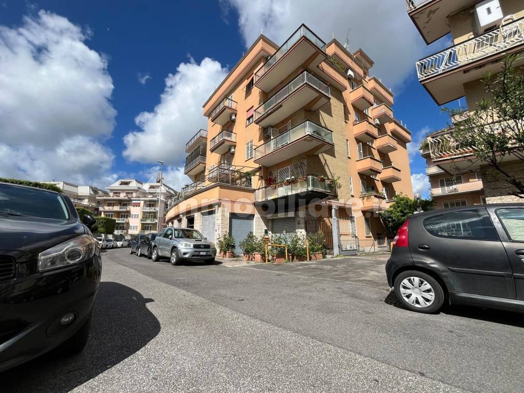 Vendita Appartamento Roma. Trilocale in via Teodolfo Mertel. Ottimo ...