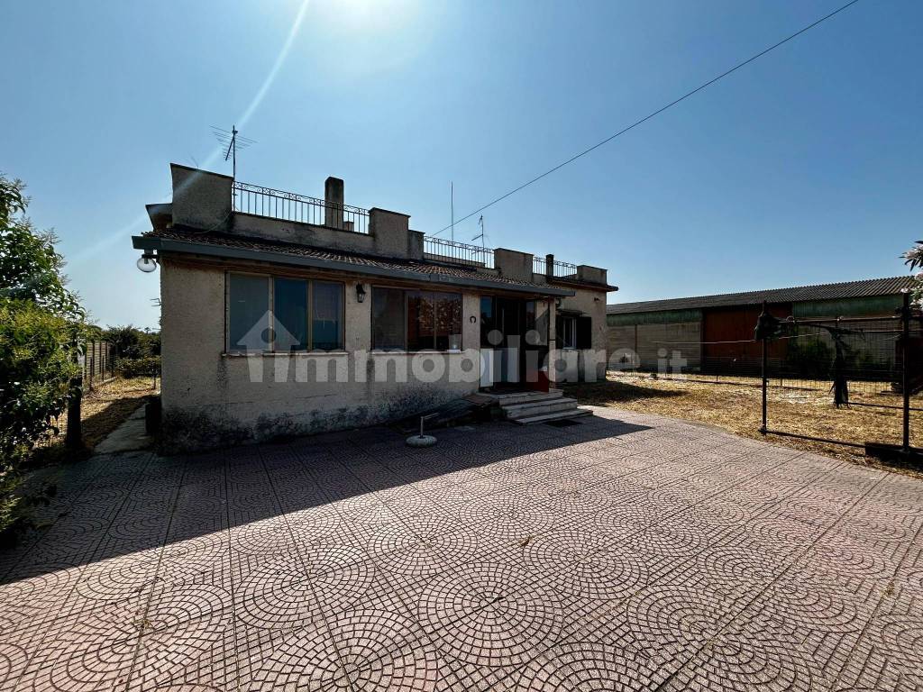 Vendita Villa unifamiliare in via Eugenio Danese Roma. Da ristrutturare ...