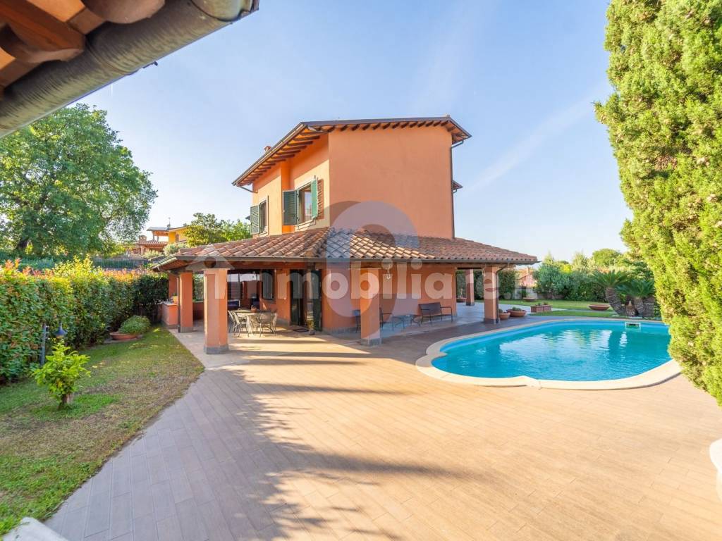 Vendita Villa plurifamiliare in via di Fontana Vecchia, 8a Frascati. Ottimo stato, posto auto ...