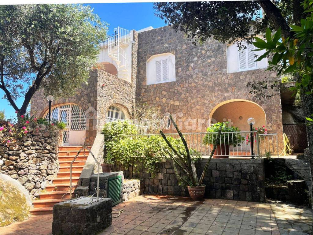 Vendita Villa unifamiliare in via Francesco Calise Forio. Con terrazza ...