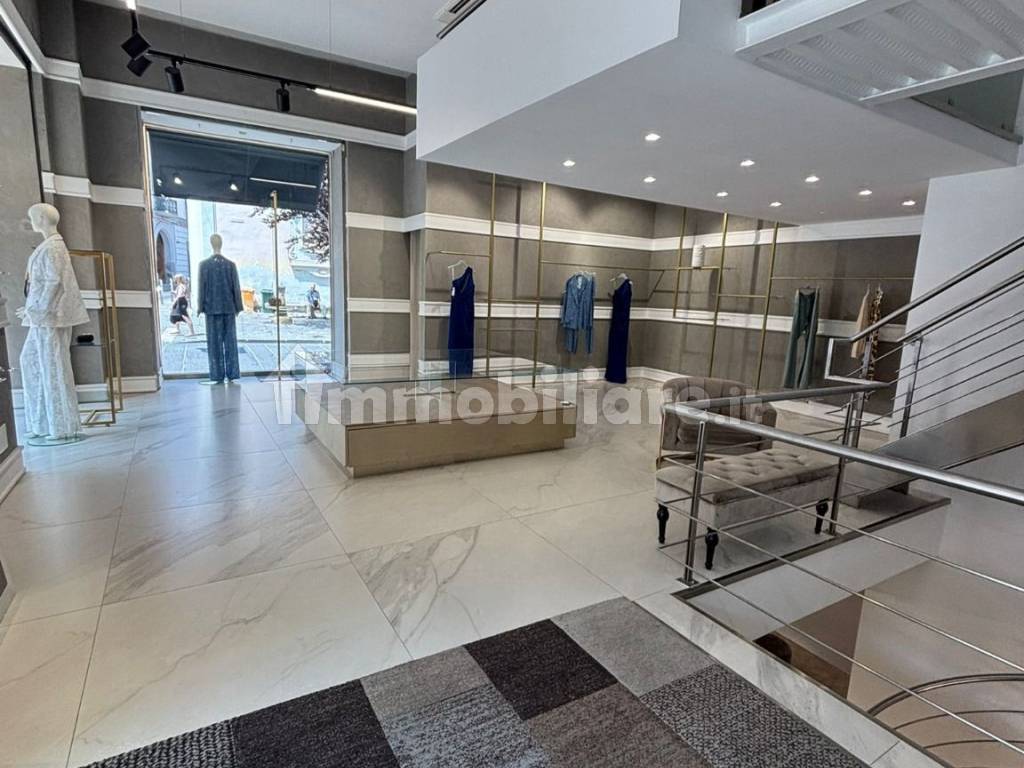 Attività commerciale via Roma, Aversa, Rif. 121325354 - Immobiliare.it