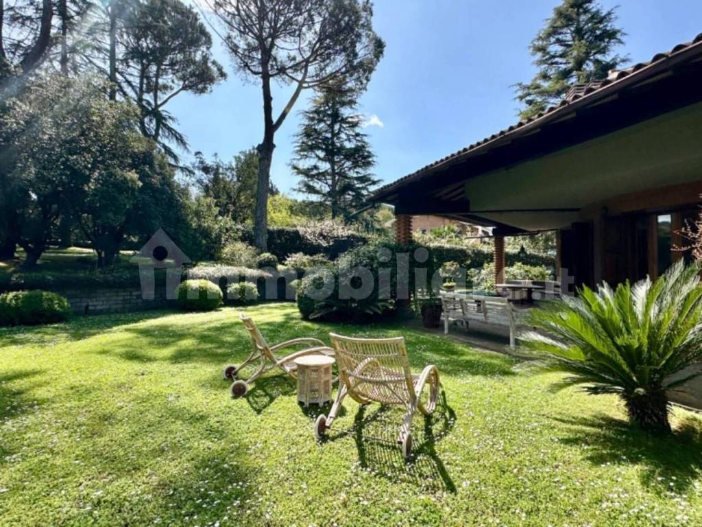 Sale Two-family villa Castellanza. Excellent condition, parking space ...