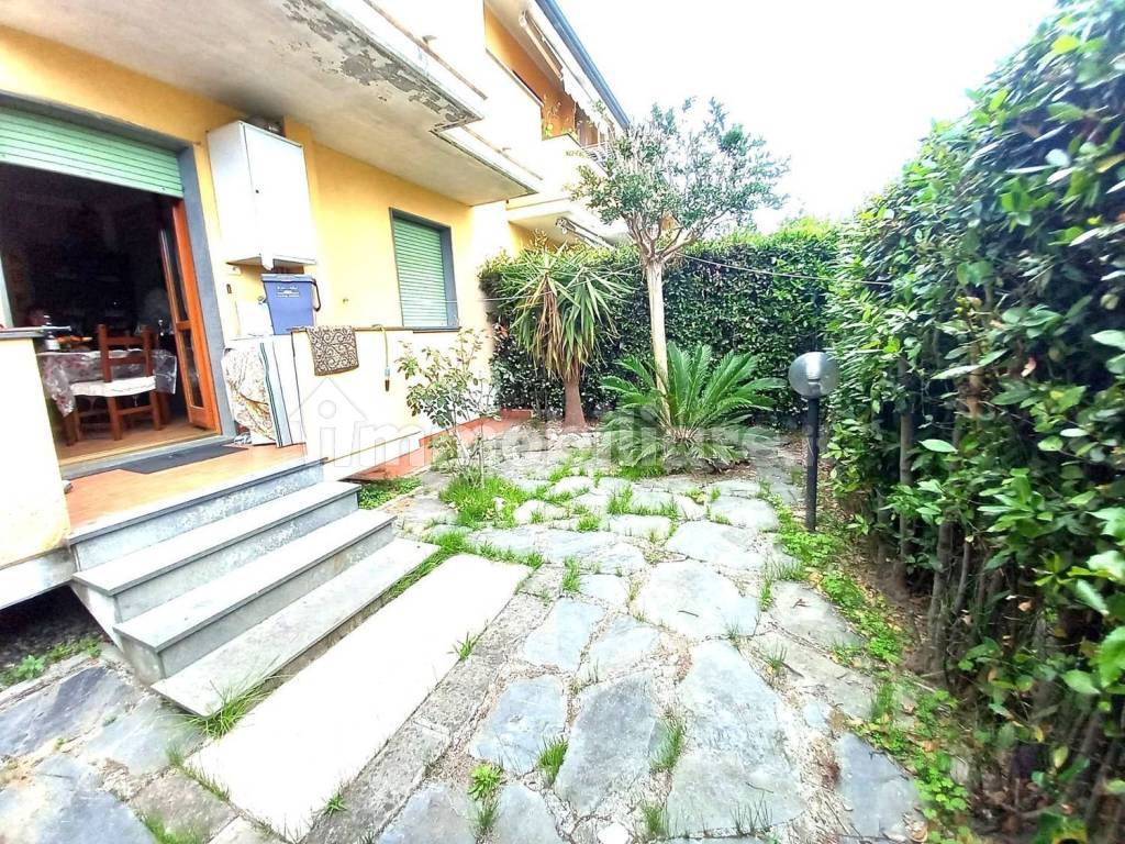 Vendita Appartamento Massa. Quadrilocale in viale Roma. Buono stato, piano rialzato, posto auto ...