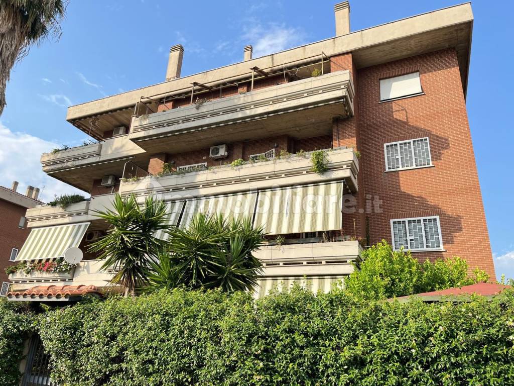 Vendita Appartamento Roma. Trilocale in via Naide 90. Buono stato ...