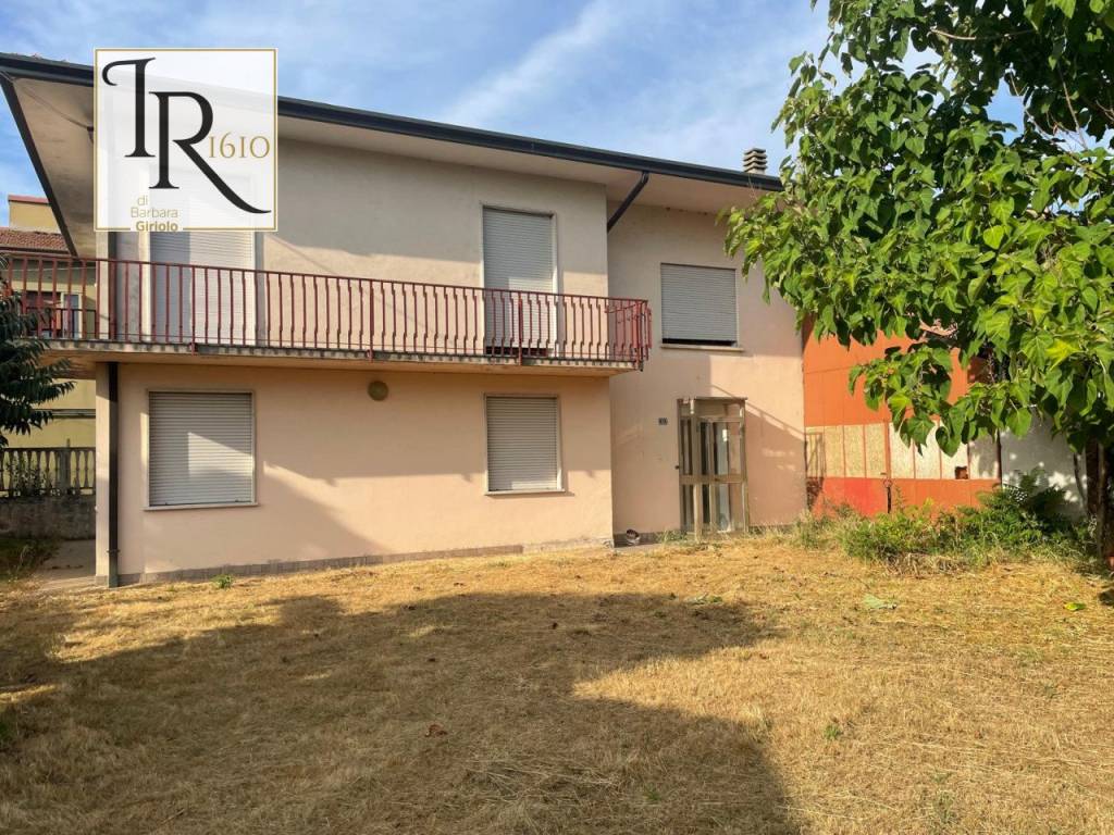 Vendita Terratetto unifamiliare Trecenta. Buono stato, posto auto, con ...