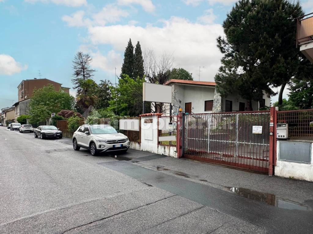 Vendita Villa unifamiliare in via Ettore Fieramosca 6 Monza. Buono ...