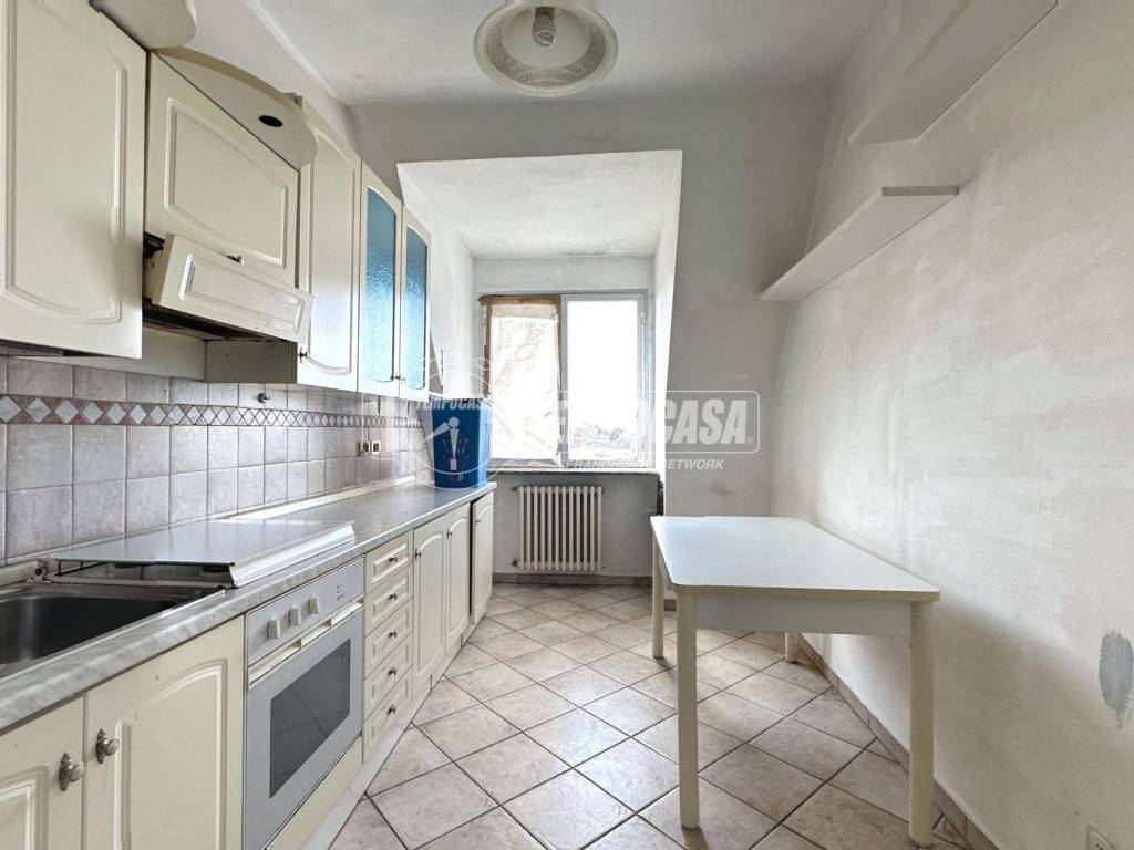 Vendita Appartamento Urago d'Oglio. Trilocale in via Armando Diaz. Da ristrutturare, terzo piano ...