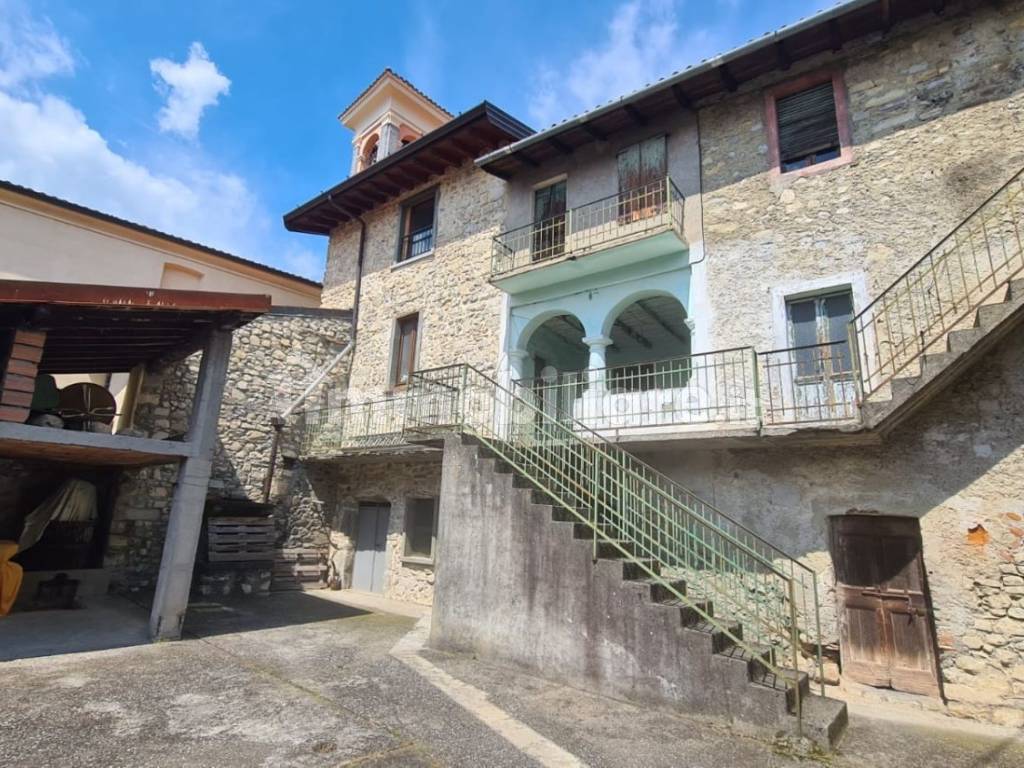Vendita Appartamento in via Senzano ,. Monte Isola. Da ristrutturare ...