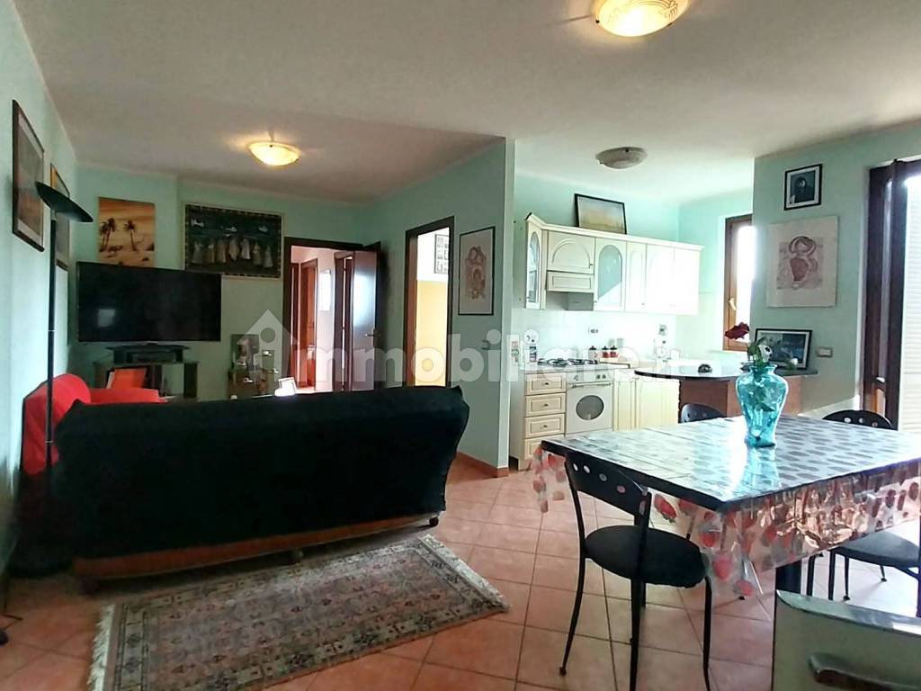 Vendita Appartamento Foligno. Quadrilocale in via Luigi Lenzi. Buono stato, secondo piano, posto ...