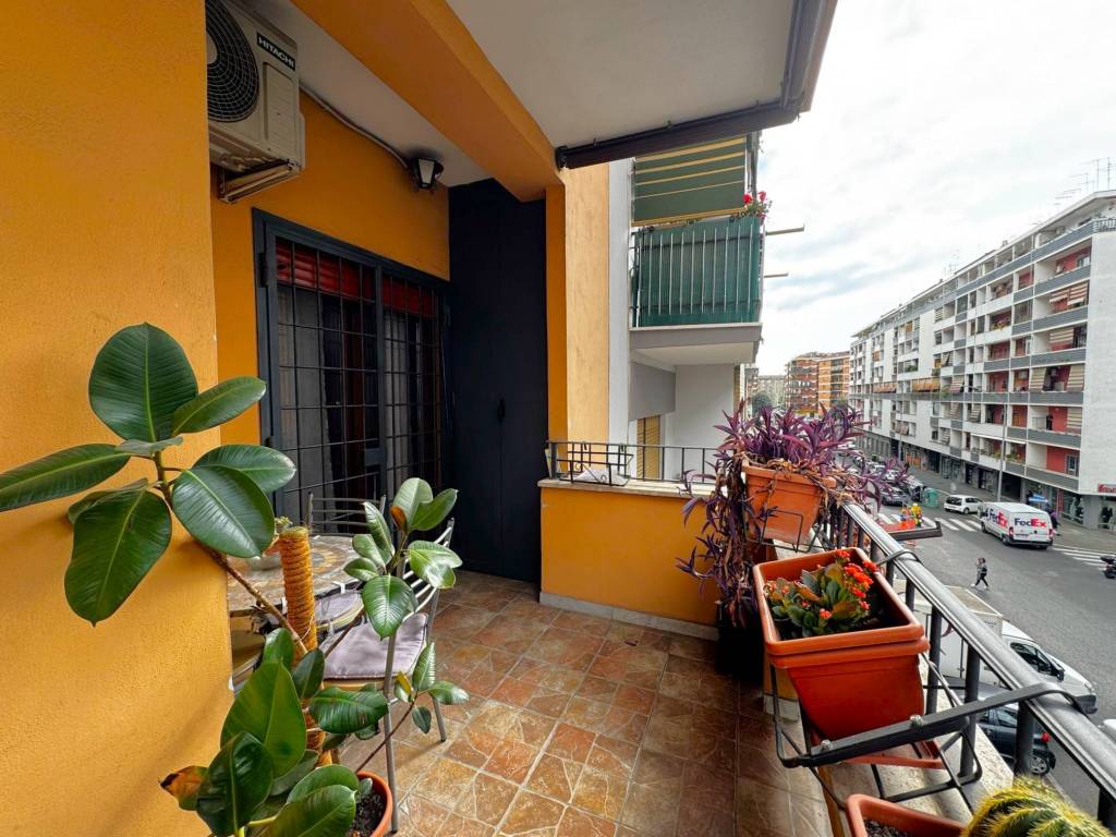 Vendita Appartamento Roma. Trilocale in piazza dei Consoli 73. Buono ...