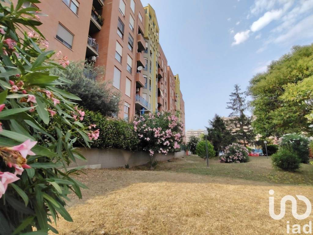 Vendita Appartamento Roma. Trilocale in via Fiume Giallo 7. Buono stato ...