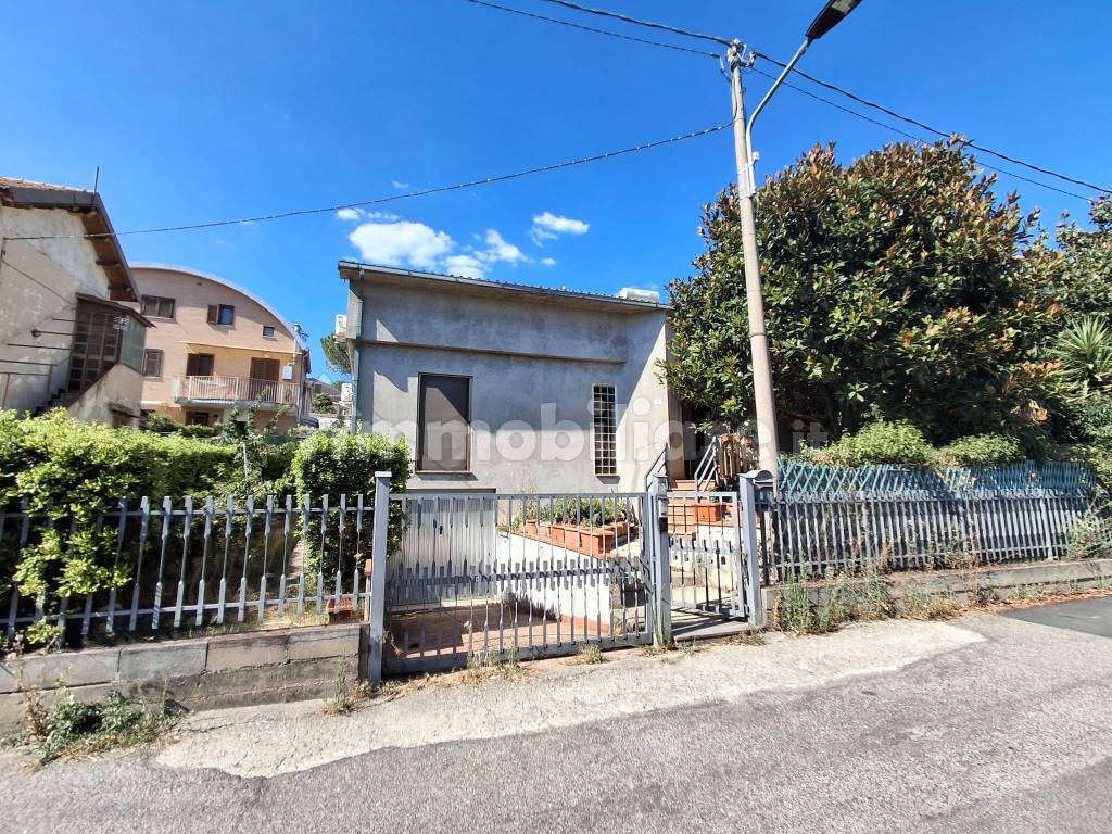 Vendita Villa bifamiliare in Strada di Tuillo Terni. Buono stato, posto ...