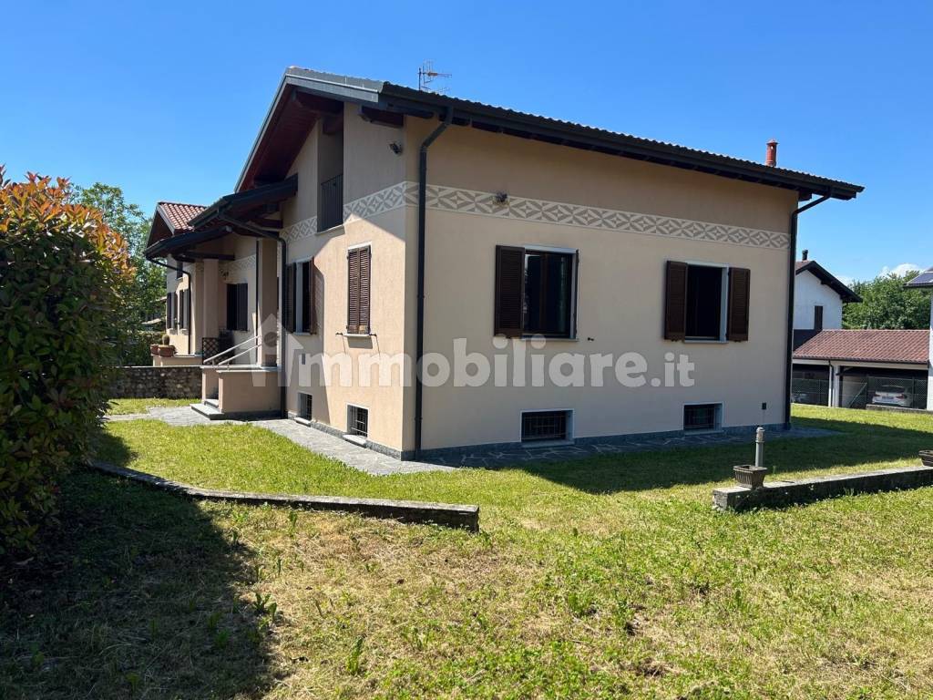 Vendita Villa bifamiliare in via Trieste 75 Buguggiate. Ottimo stato ...