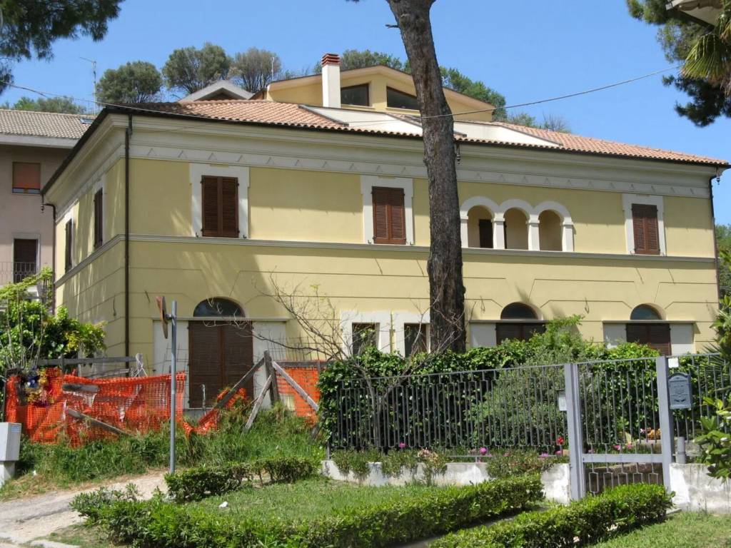 Vendita Villa unifamiliare Pescara. Da ristrutturare, con terrazza, 500 ...