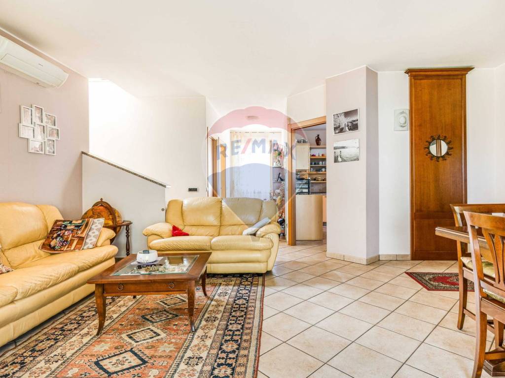 Vendita Villa unifamiliare in via Leonardo Da Vinci 215 Samarate. Buono ...