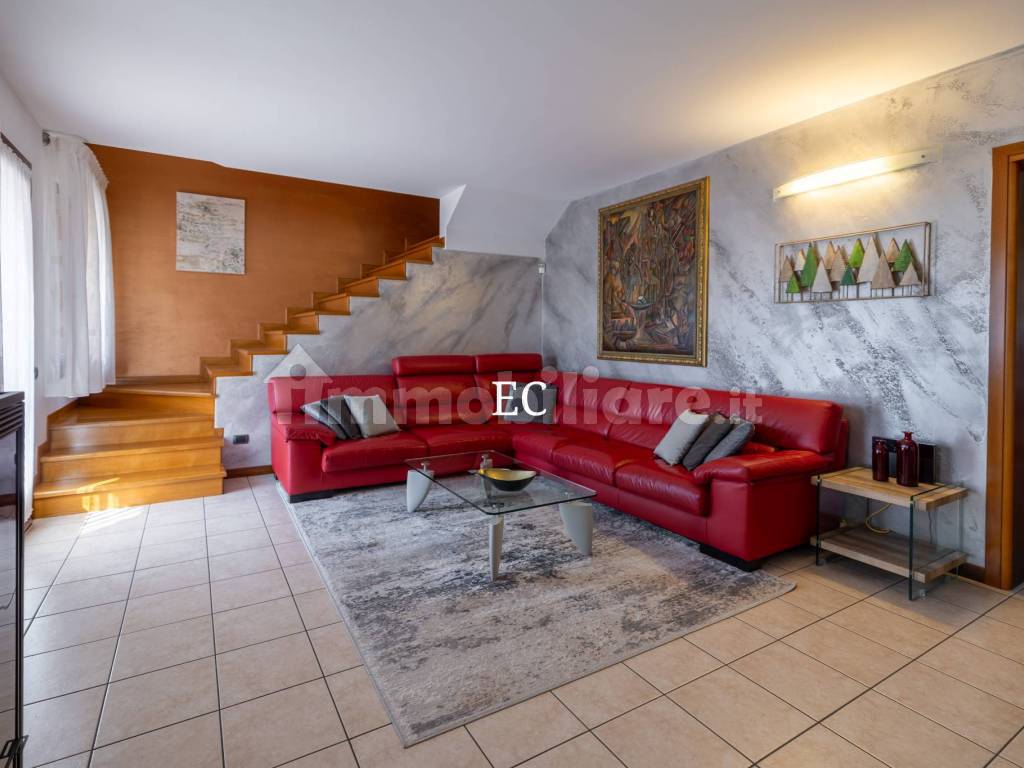 Vendita Villa bifamiliare in via Roma 4 Possagno. Ottimo stato, posto ...